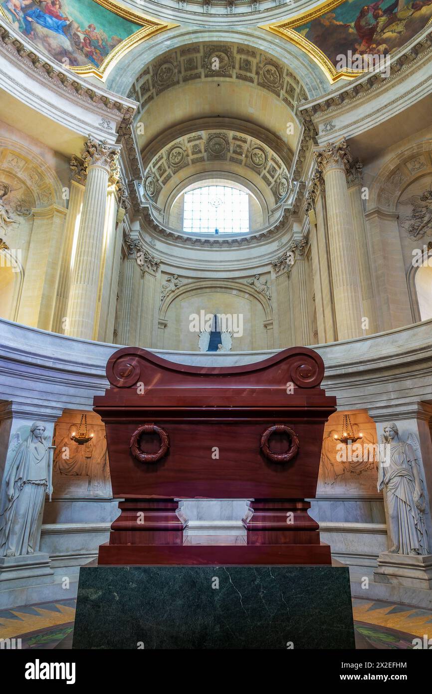 Tombe de Napoléon Bonaparte dans l'Hôtel des Invalides, célèbre ...