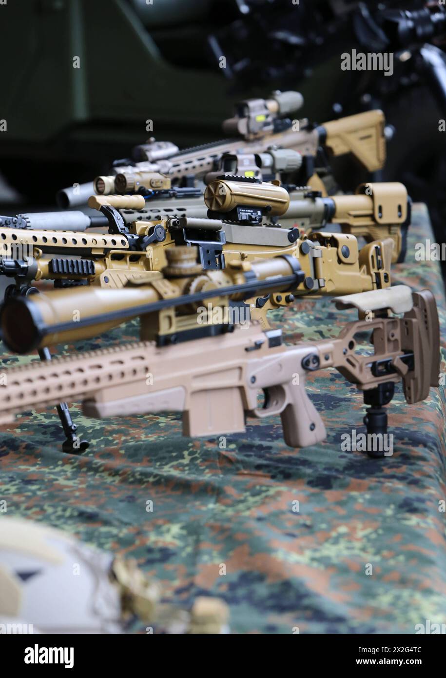 Eine Auswahl von Waffen und Ausrüstung des Kommando Spezialkräfte KSK ...