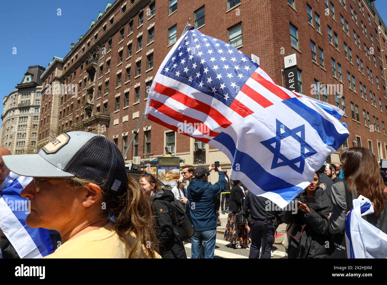 New York, États-Unis. 22 avril 2024. Pro-palestinien et pro-israélien s ...