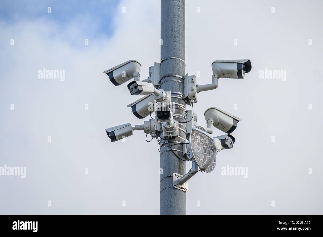 Plusieurs caméras de surveillance sont montées sur un poteau. ANP ...