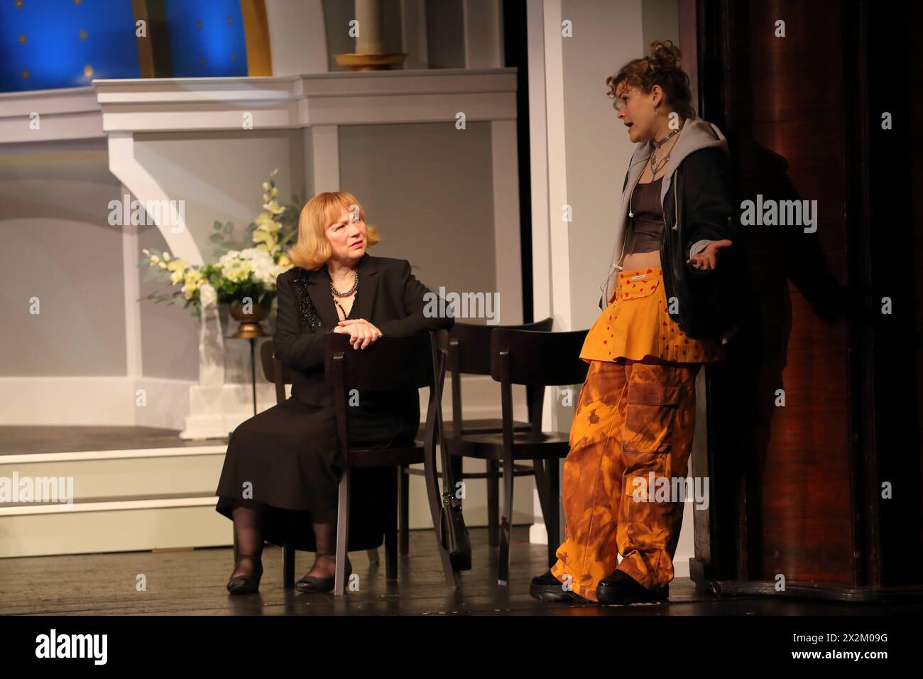 Imogen Kogge als Rieke Schneider und Leonie Krieg als Kim Olkowski, v.l ...