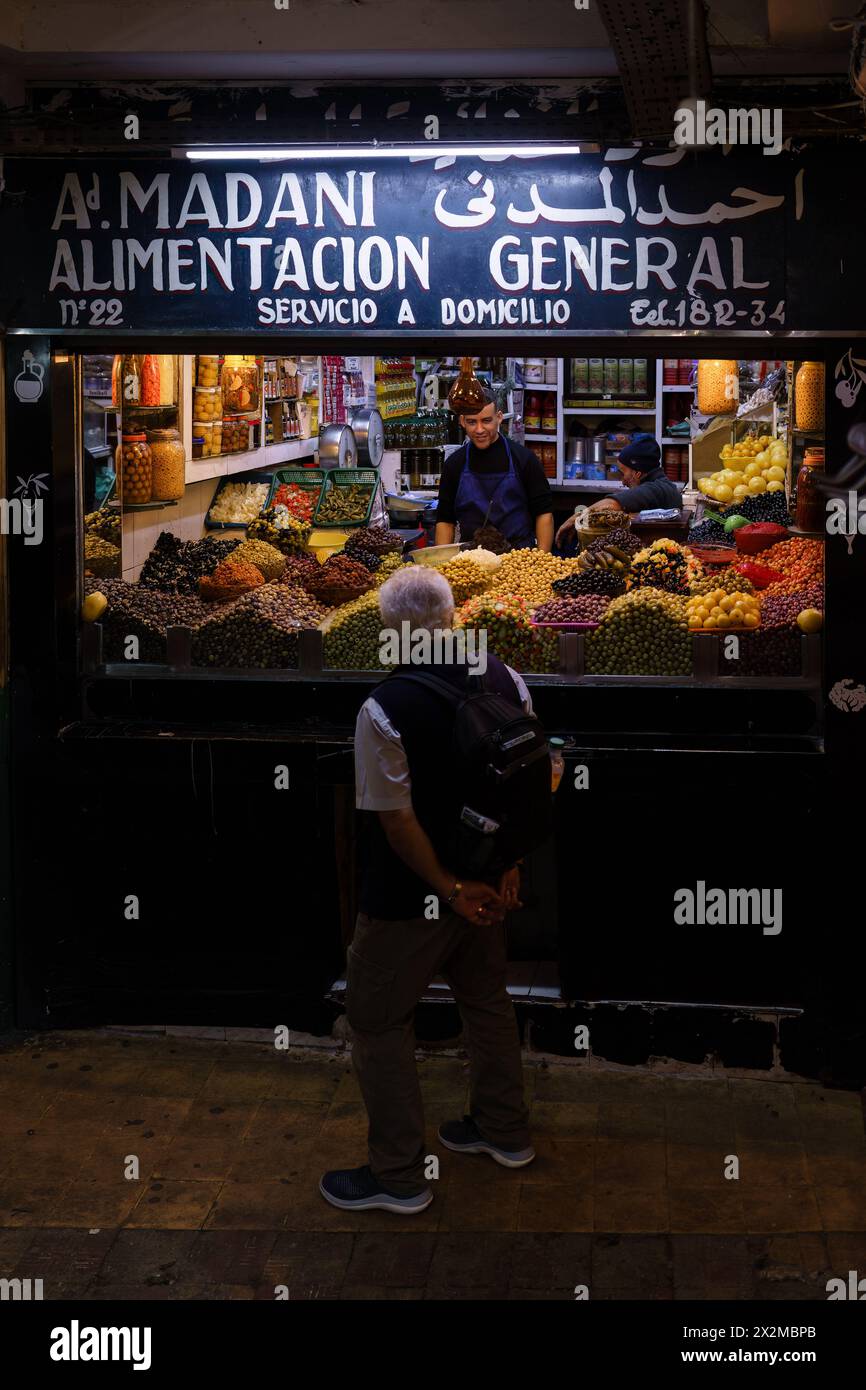 Tanger, Maroc. 6 février 2024 - homme debout devant un kiosque à olives ...