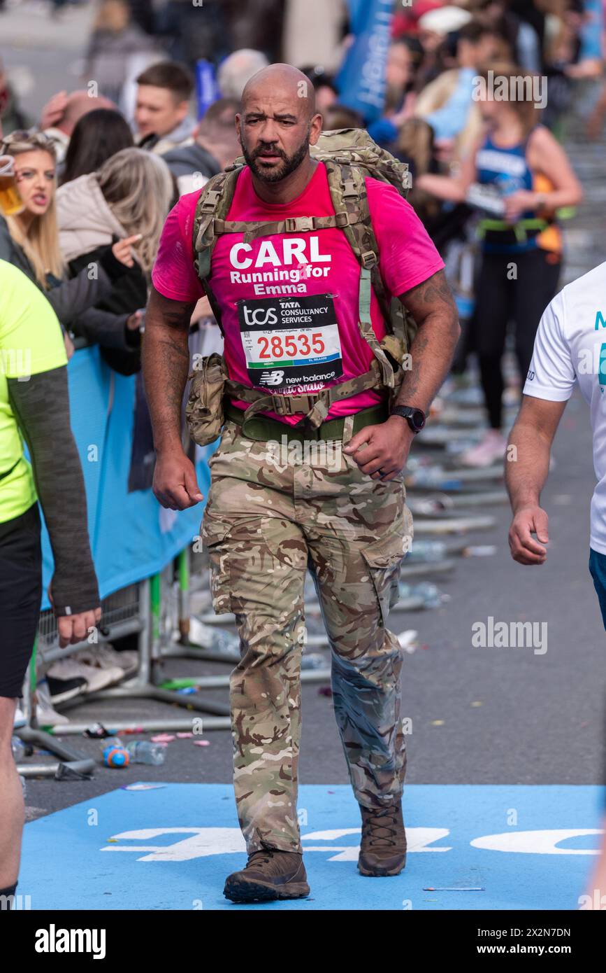 Carl Lawrence en uniforme militaire participant au TCS London Marathon ...
