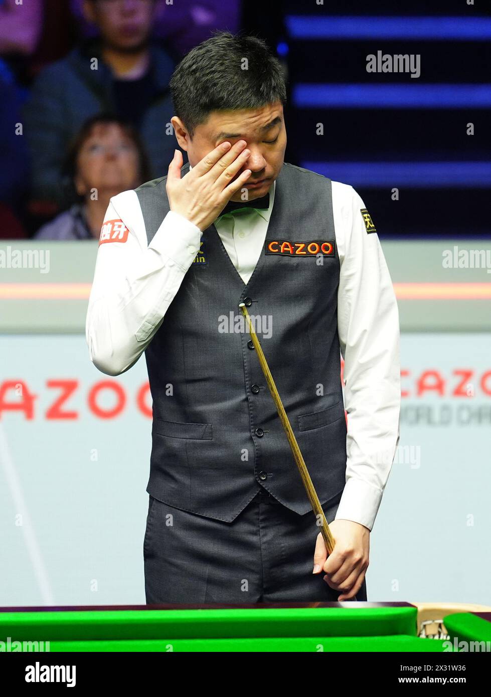 Ding Junhui réagit lors du match contre Jack Lisowski le cinquième jour du Cazoo World Snooker ...