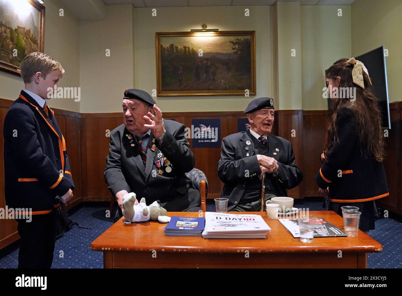 Richard Aldred, vétérans du jour J (deuxième à gauche), 99 ans, qui a ...