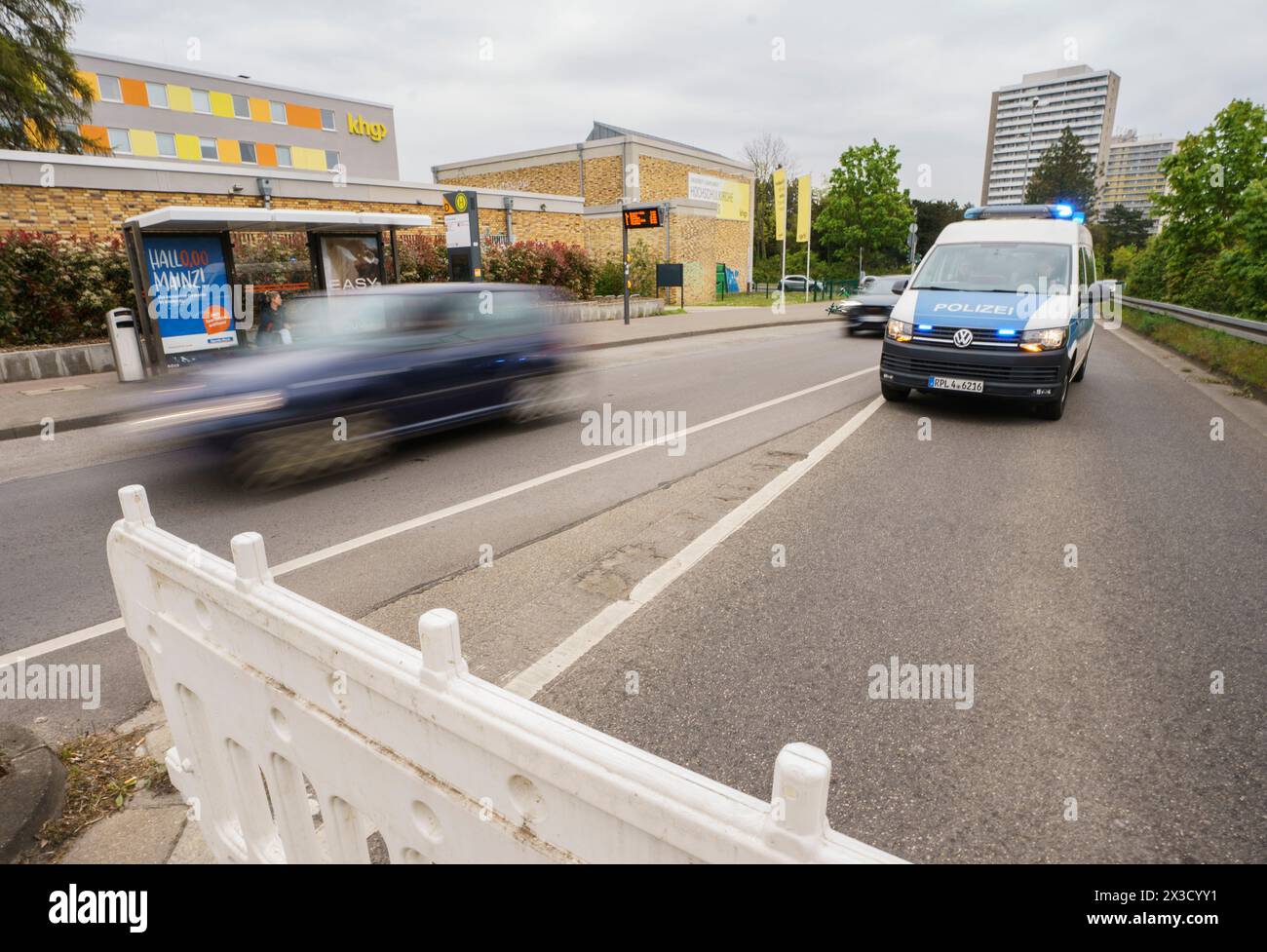 Mainz, Allemagne. 26 avril 2024. Un véhicule de police ferme l'allée ...