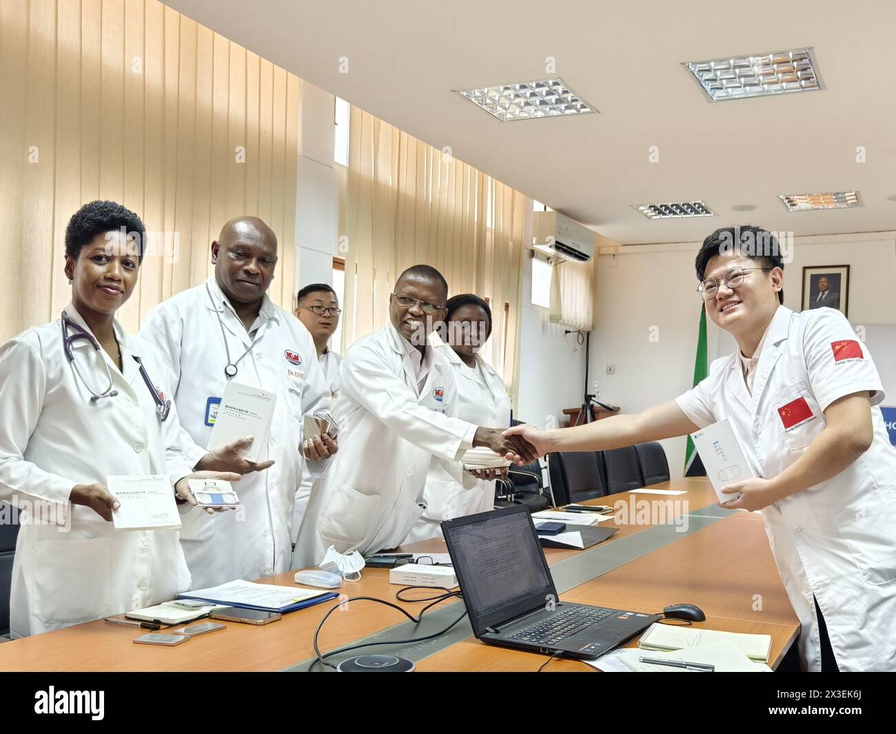 (240426) -- MAPUTO, 26 avril 2024 (Xinhua) -- Mouzinho Saide (4ème l ...