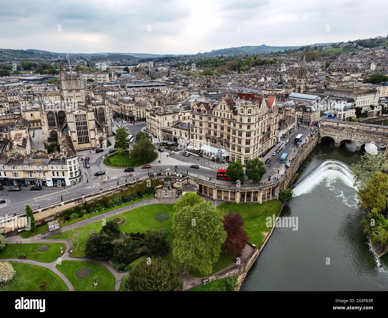 Une vue drone de l'abbaye de Bath et de la rivière Avon à Bath, Royaume ...