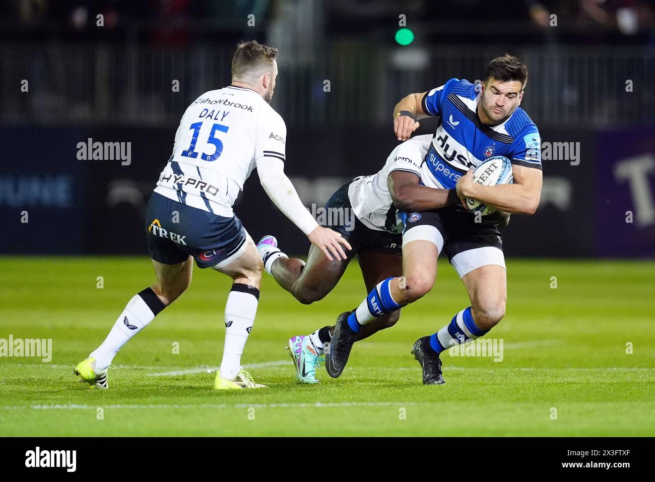 Will Muir de Bath Rugby (à droite) est attaqué par Rotimi Segun des ...