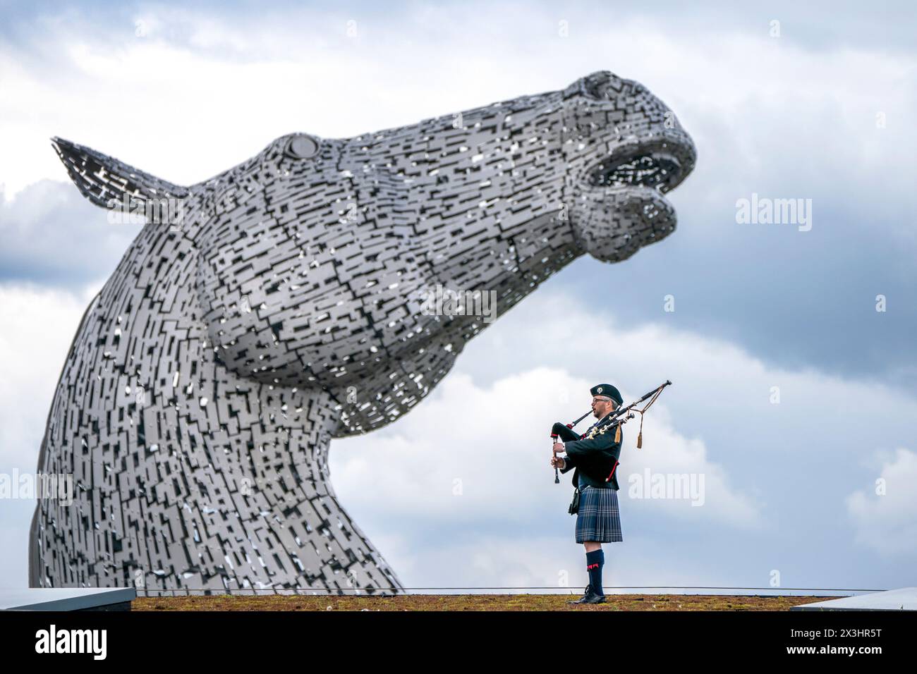 Piper Mark Sutherland, de Larbet, joue lors d’une journée spéciale pour ...