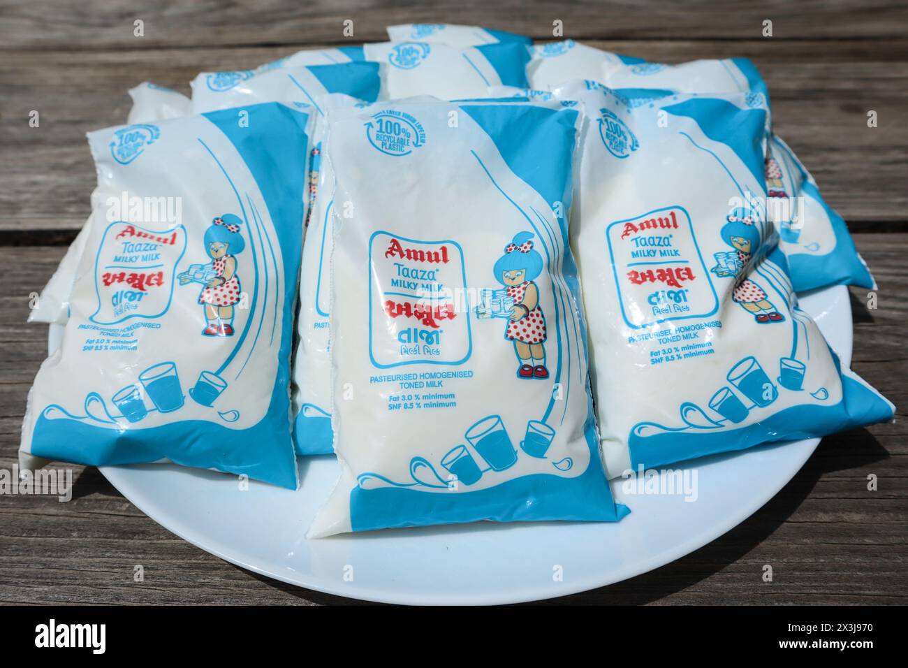 Lait en sachet Banque de photographies et d’images à haute résolution ...