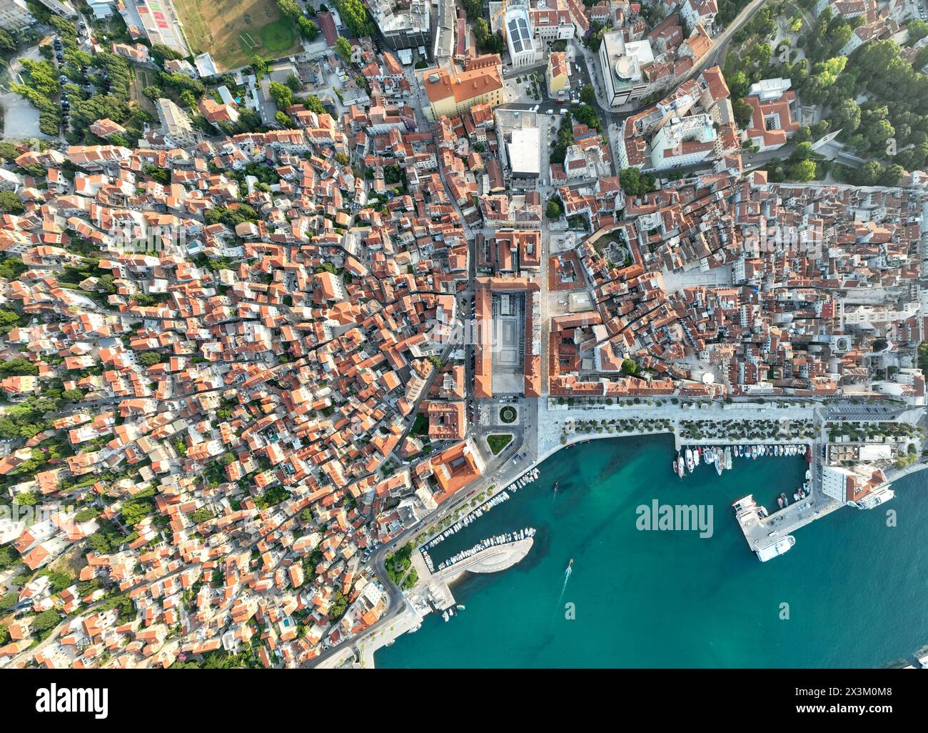 La place de la République 'Prokurative', fermée sur les trois côtés ...