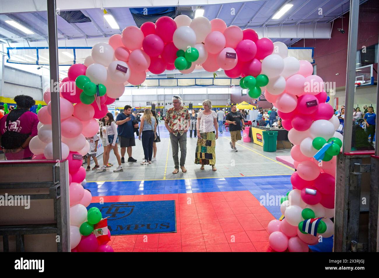 États-Unis ; 04-28-2024, les gens apprécient la Fiesta Latina présentée par Rubbermaid ...