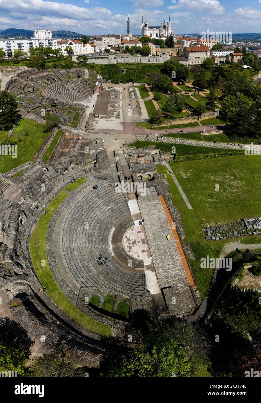 Vue aérienne du Théâtre antique de Fourvière et de la Basilique notre ...