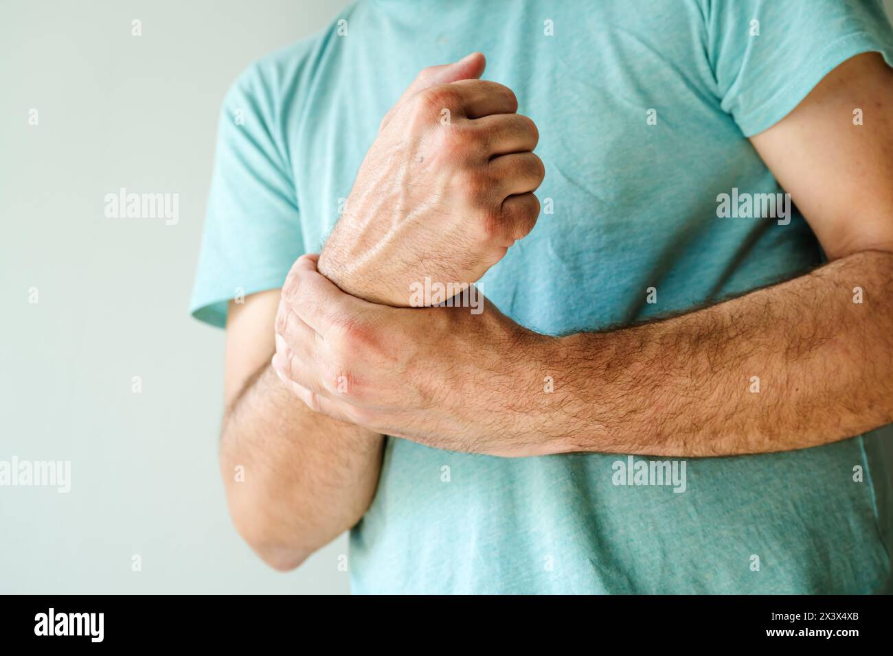 Symptômes sévères de douleur rhumatismale au poignet, homme avec une ...