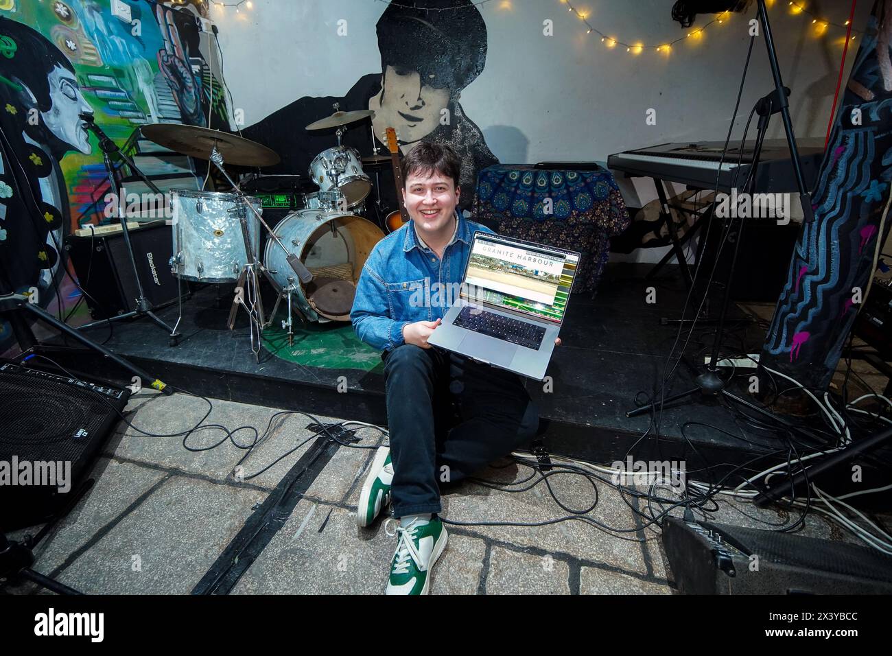 L'adolescent musicien Patrick Bennett à Liverpool, a composé le thème et la partition pour la ...