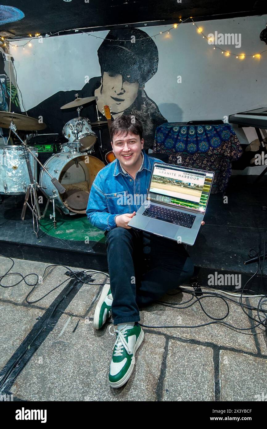 L'adolescent musicien Patrick Bennett à Liverpool, a composé le thème et la partition pour la ...