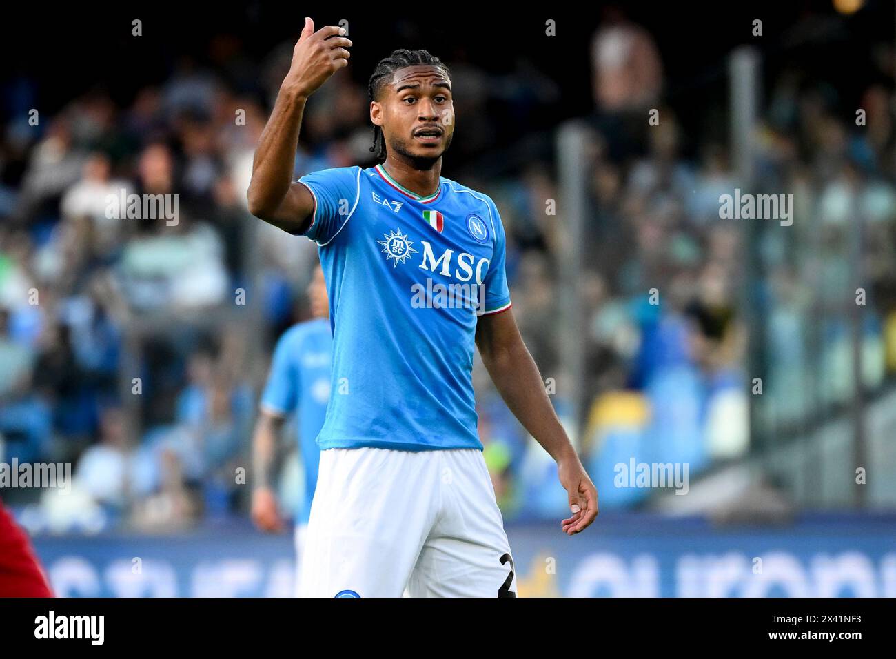 Jens Cajuste de la SSC Napoli fait des gestes lors du match de football ...