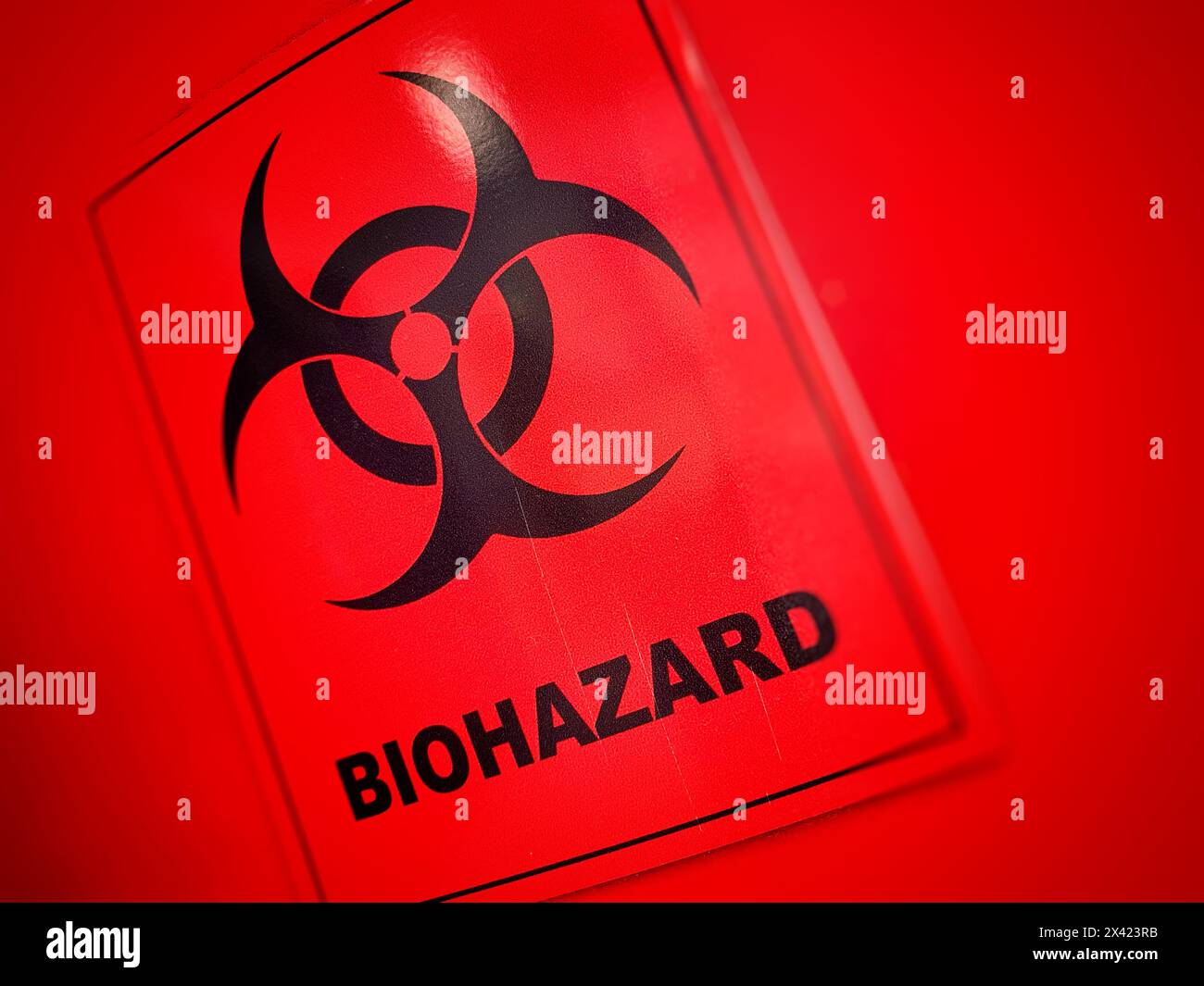 Symbole de danger biologique, panneau noir de danger biologique sur une ...