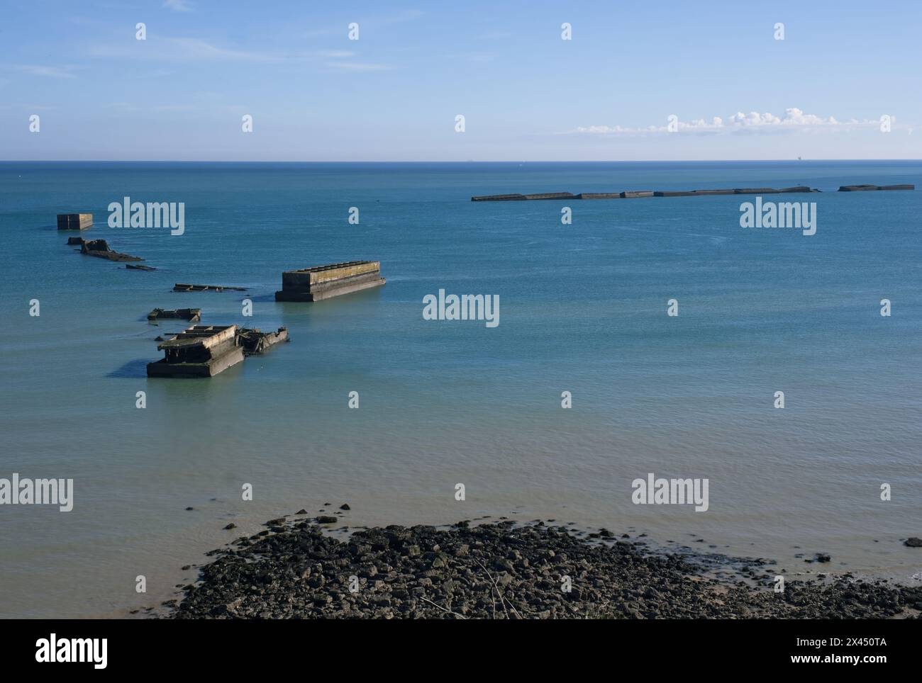 Tracy-sur-mer, France - 29 avril 2024 : ce qui reste du port artificiel ...