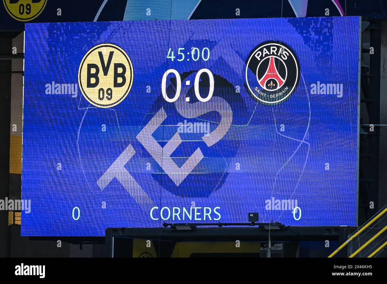 Illustration de l’écran géant avec le logo officiel du PSG et celui du ...