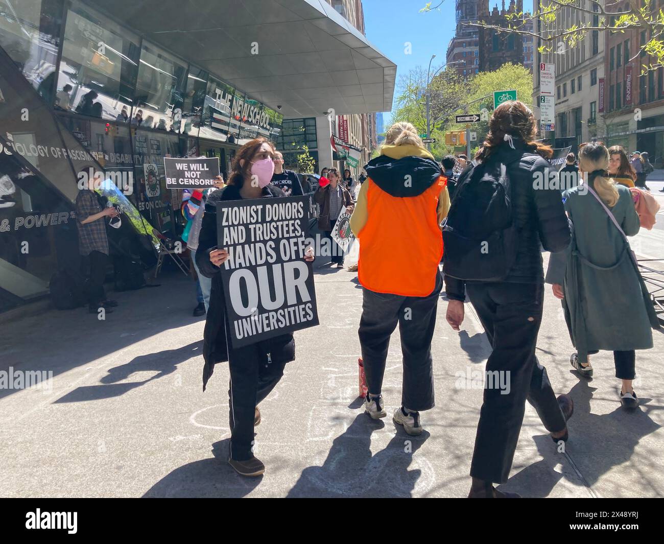 Les élèves de la New School et leurs partisans se rassemblent pour la ...