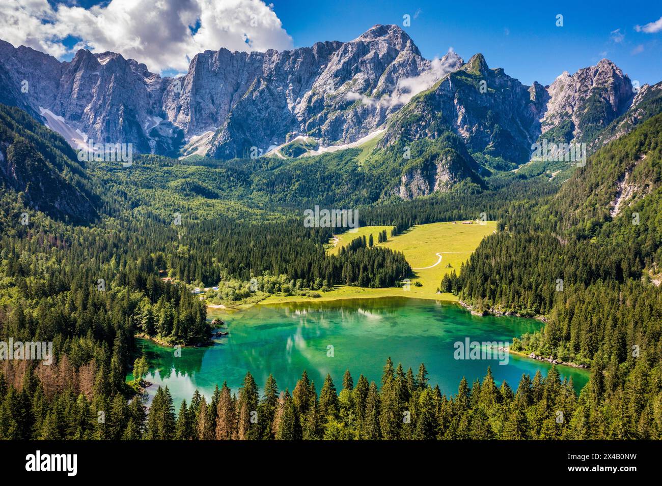 Lac de Fusine (Lago Superiore di Fusine) et chaîne de montagnes du mont ...