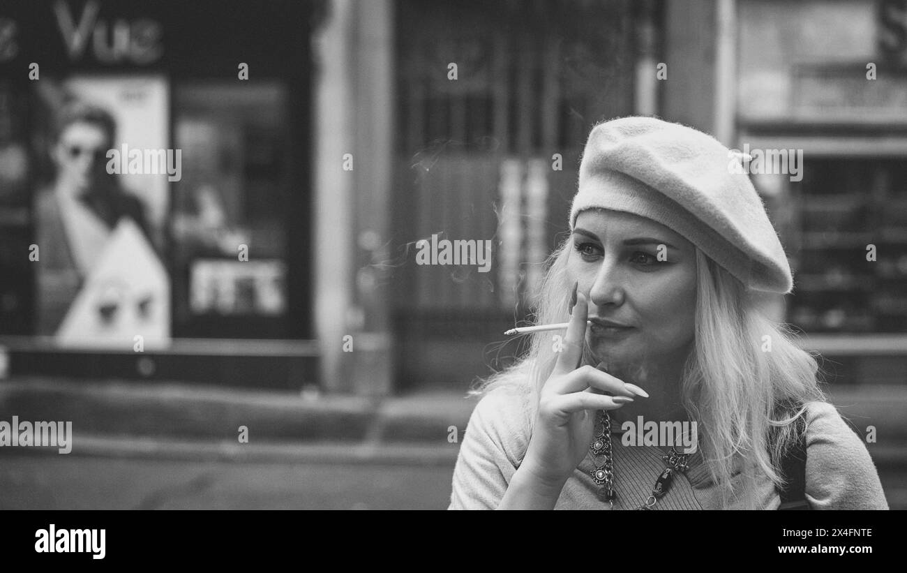 Femme fumant dans la rue Banque d'images noir et blanc - Alamy