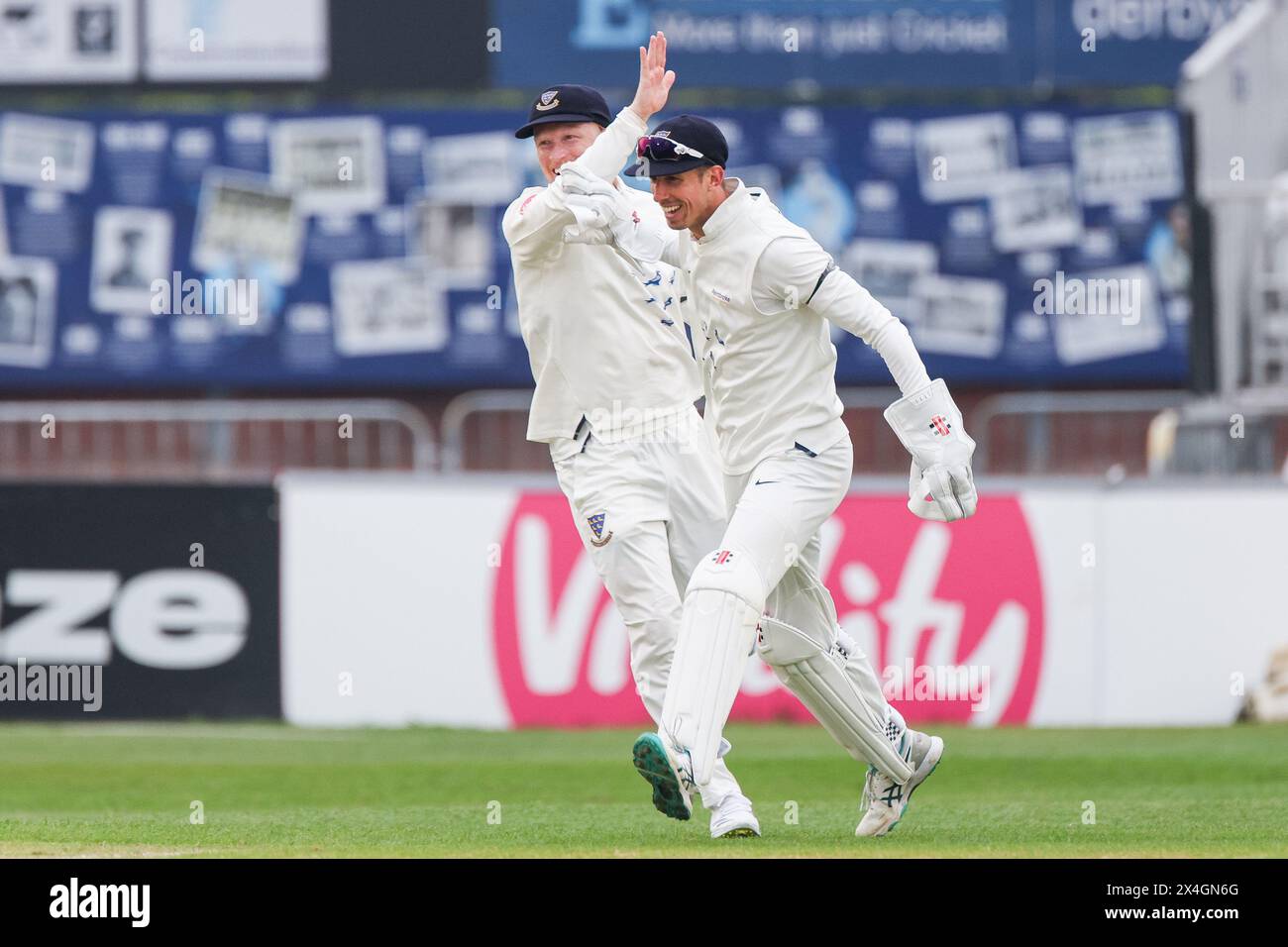 Derby, Royaume-Uni. 03 mai 2024. Le gardien de guichet, John Simpson du ...