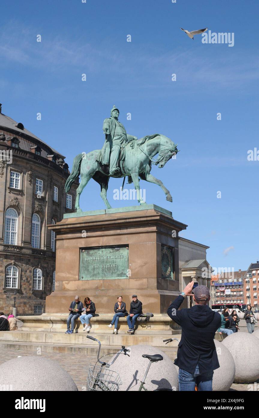 Copenhague, Danemark /29 avril 2024/ la statue du roi frederik le 7e ...