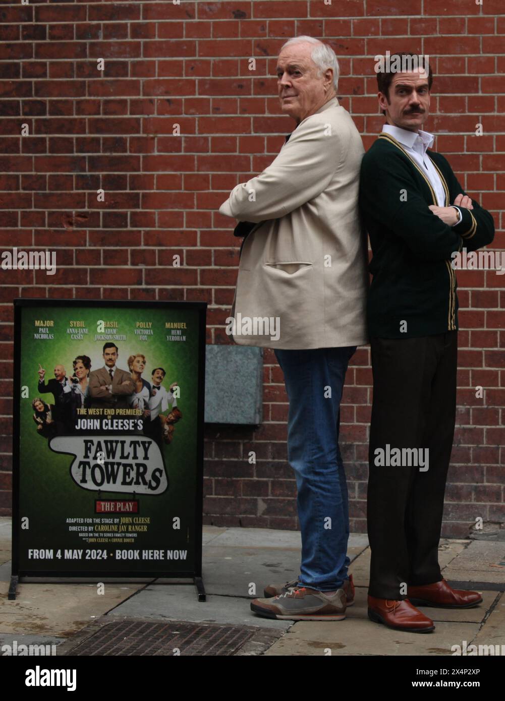 London.UK. John Cleese et Adam Jackson-Smith au photocall de Fawlty ...