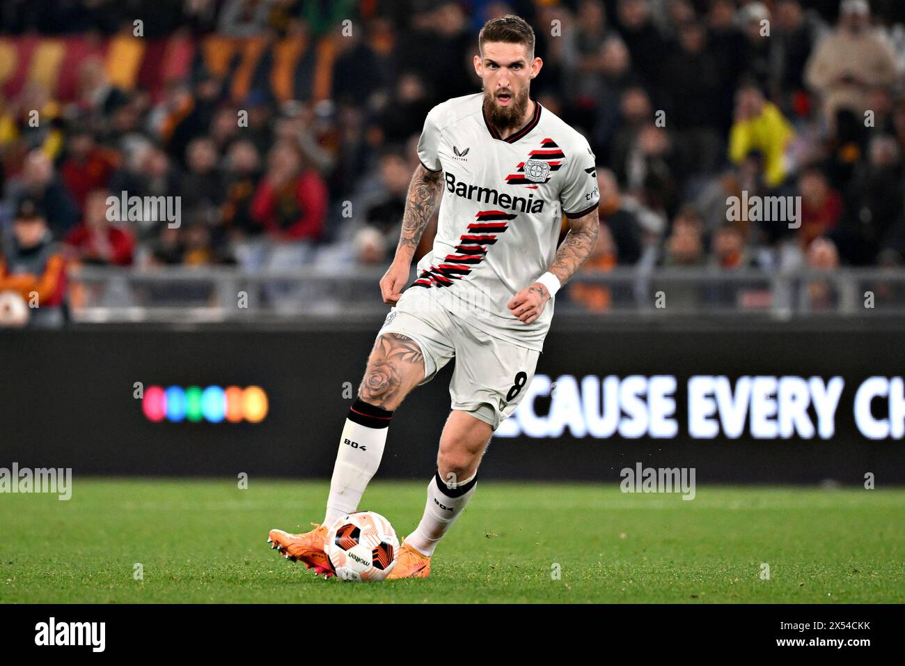 Robert Andrich de Bayer Leverkusen en action lors du match de football ...
