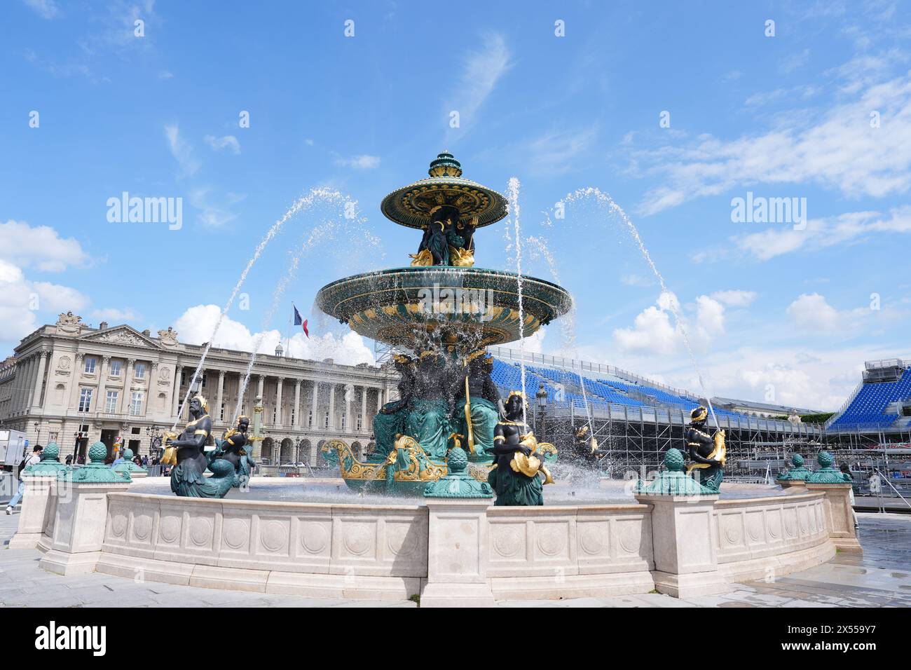 Fontaines de la Concorde et stands temporaires sur la place de la ...