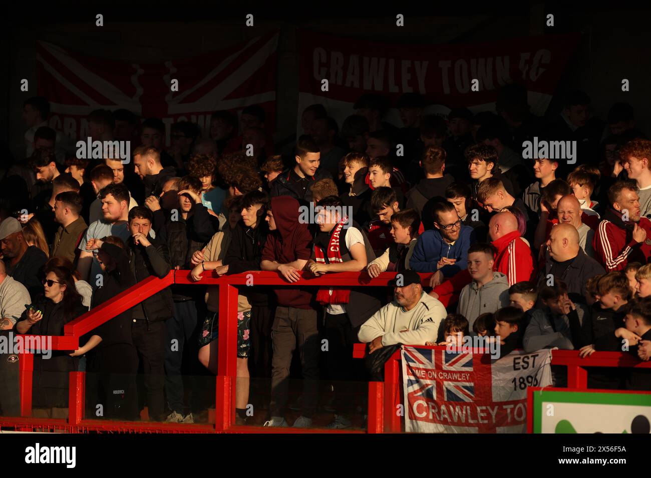 Les supporters de Crawley Town avant la demi-finale de la Sky Bet ...