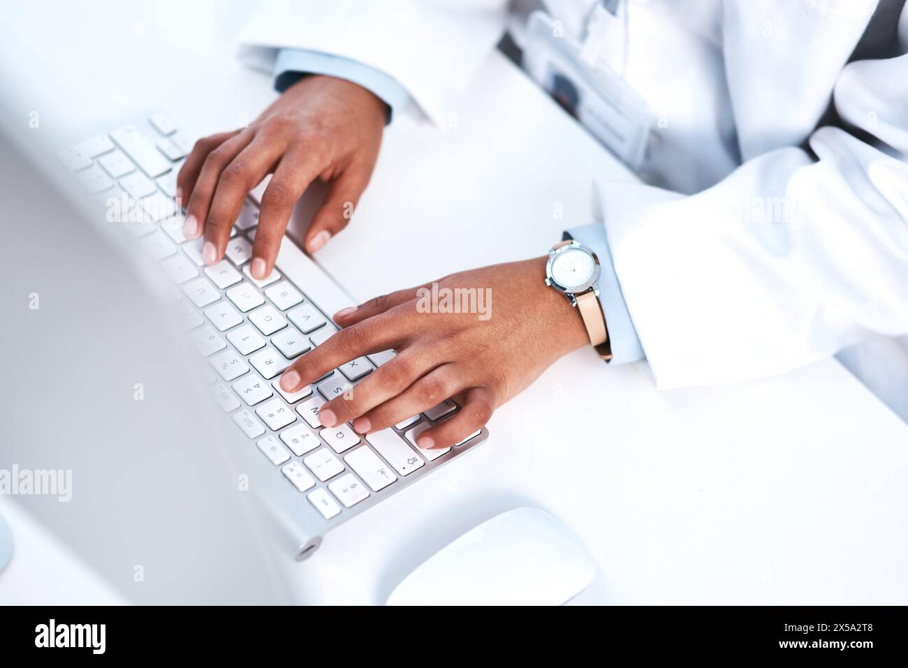 Scientifique, mains et recherche informatique en laboratoire ou en ...