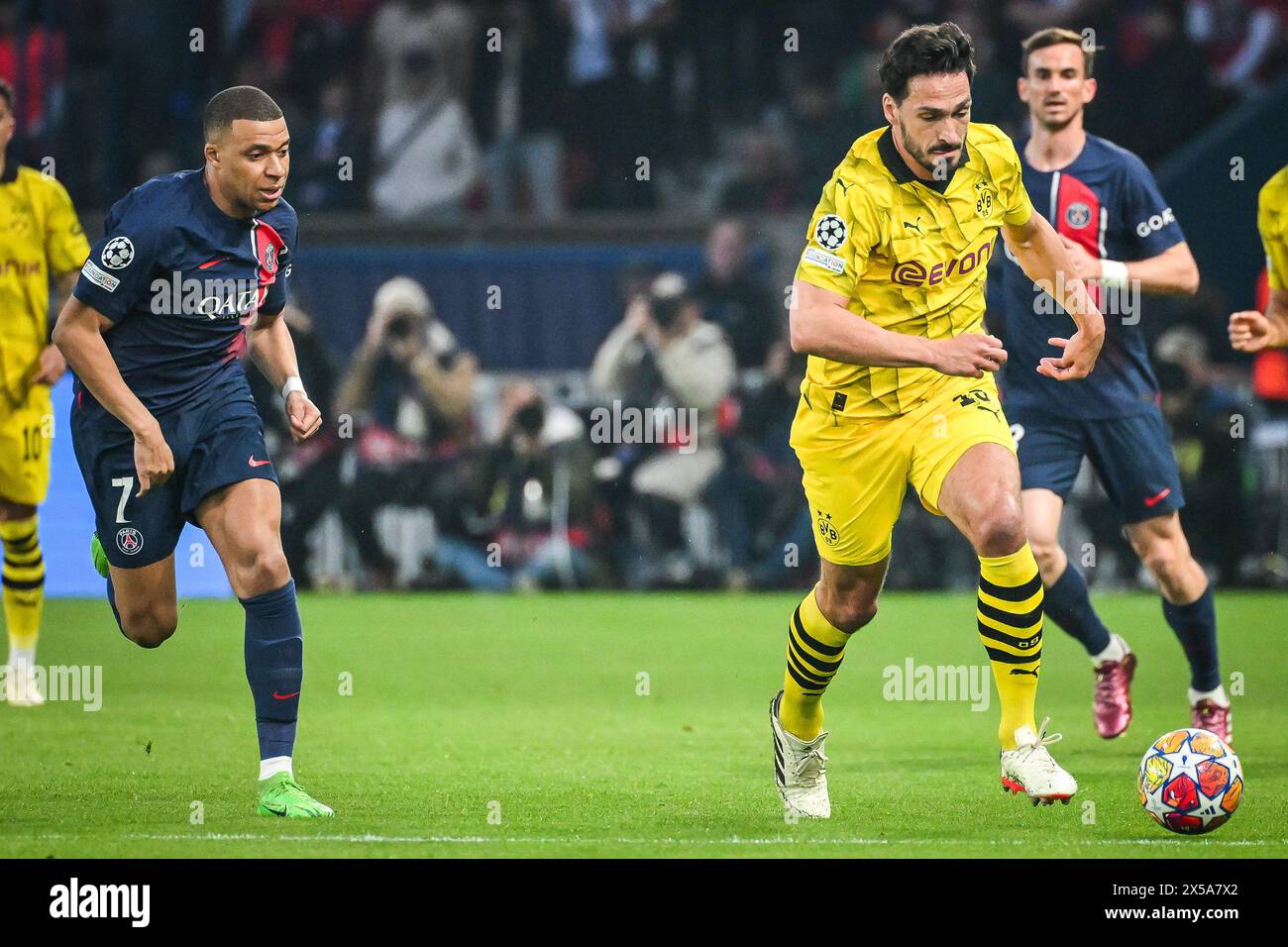 Paris, France, 07/05/2024, Paris, France, le 7 mai 2024, Kylian MBAPPE du PSG et Mats HUMMELS du ...