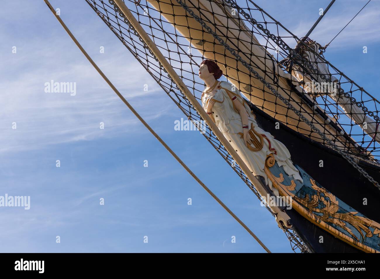 Figure de la foule, l'une des muses titanesques de la mythologie ...