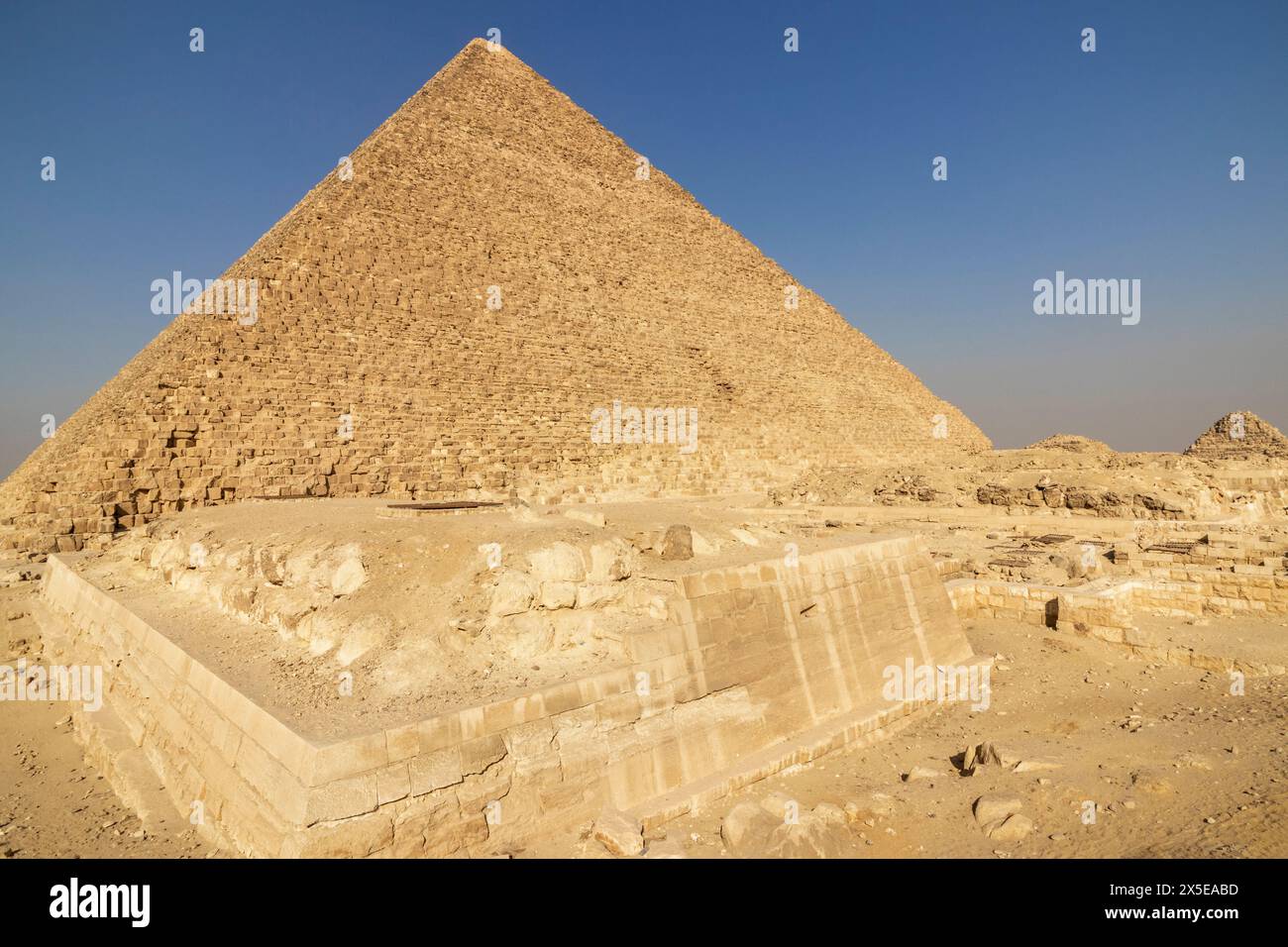 Une partie de la nécropole de Gizeh. La Grande Pyramide, la Pyramide de ...