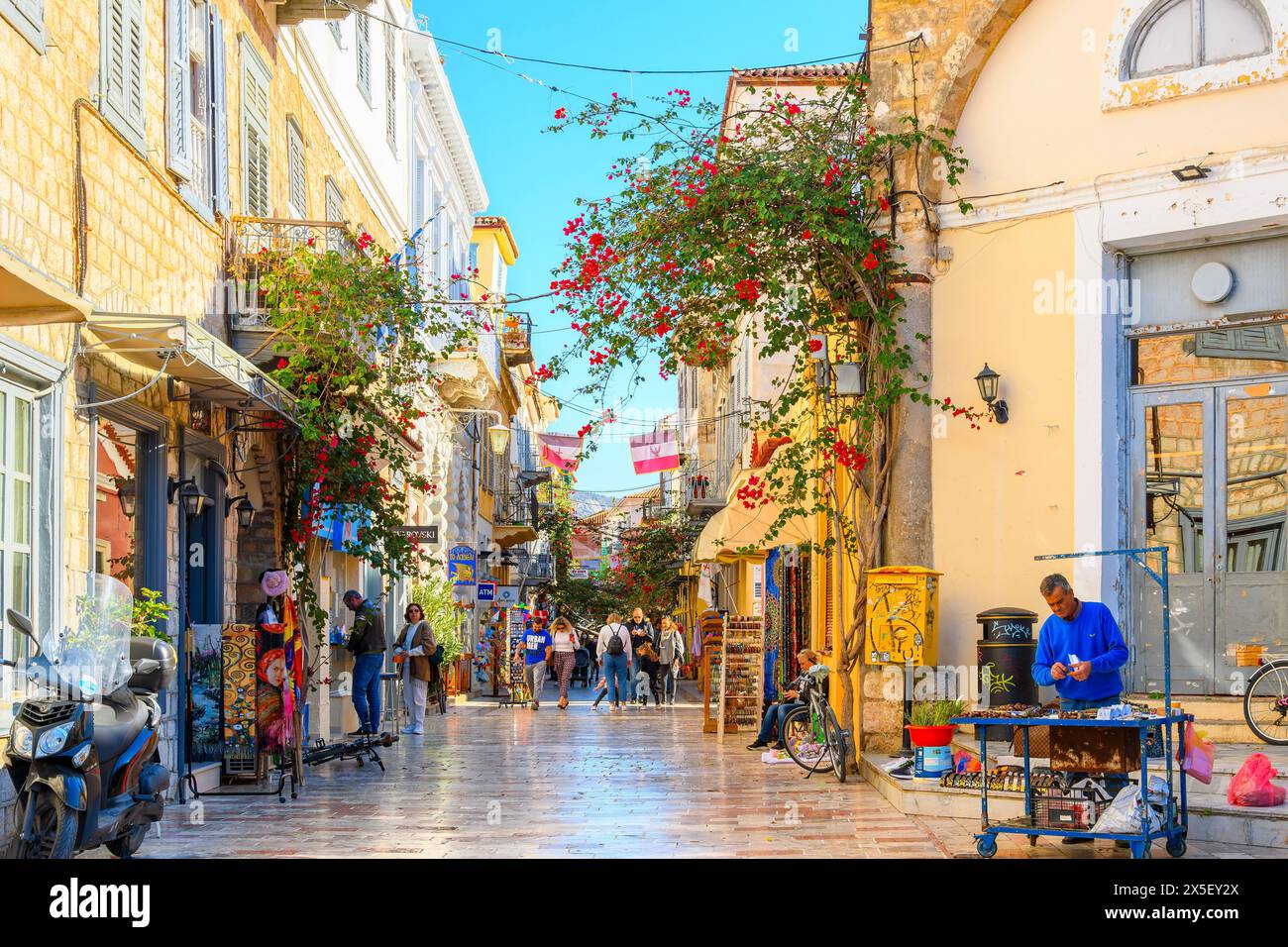 Une ruelle colorée et étroite de boutiques et de cafés dans le centre ...