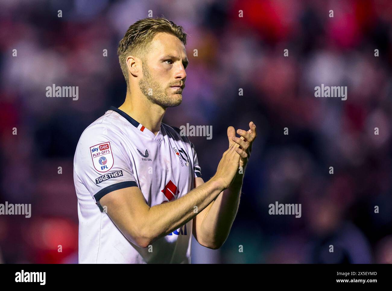 Cameron Norman de Milton Keynes dons applaudit les fans après la demi ...