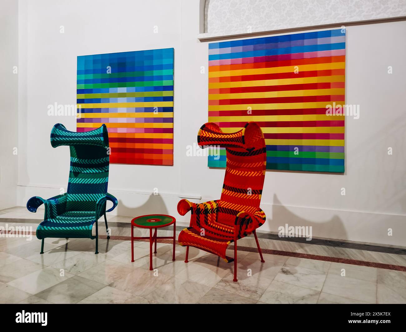 Nice, France - 5 avril 2024 : chaises ombragées, par Tord Boontje, à l ...