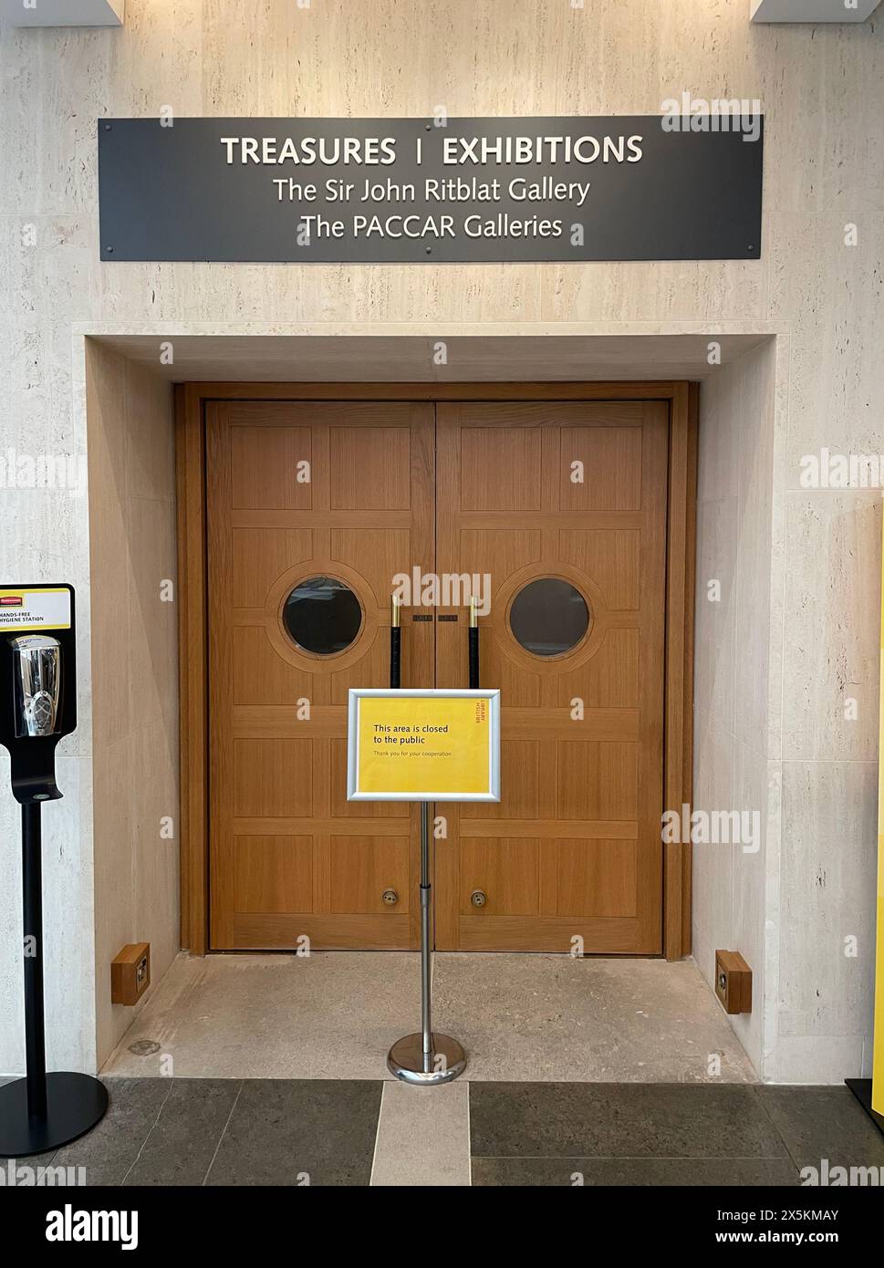Une pancarte devant les portes des galeries des trésors de la British ...