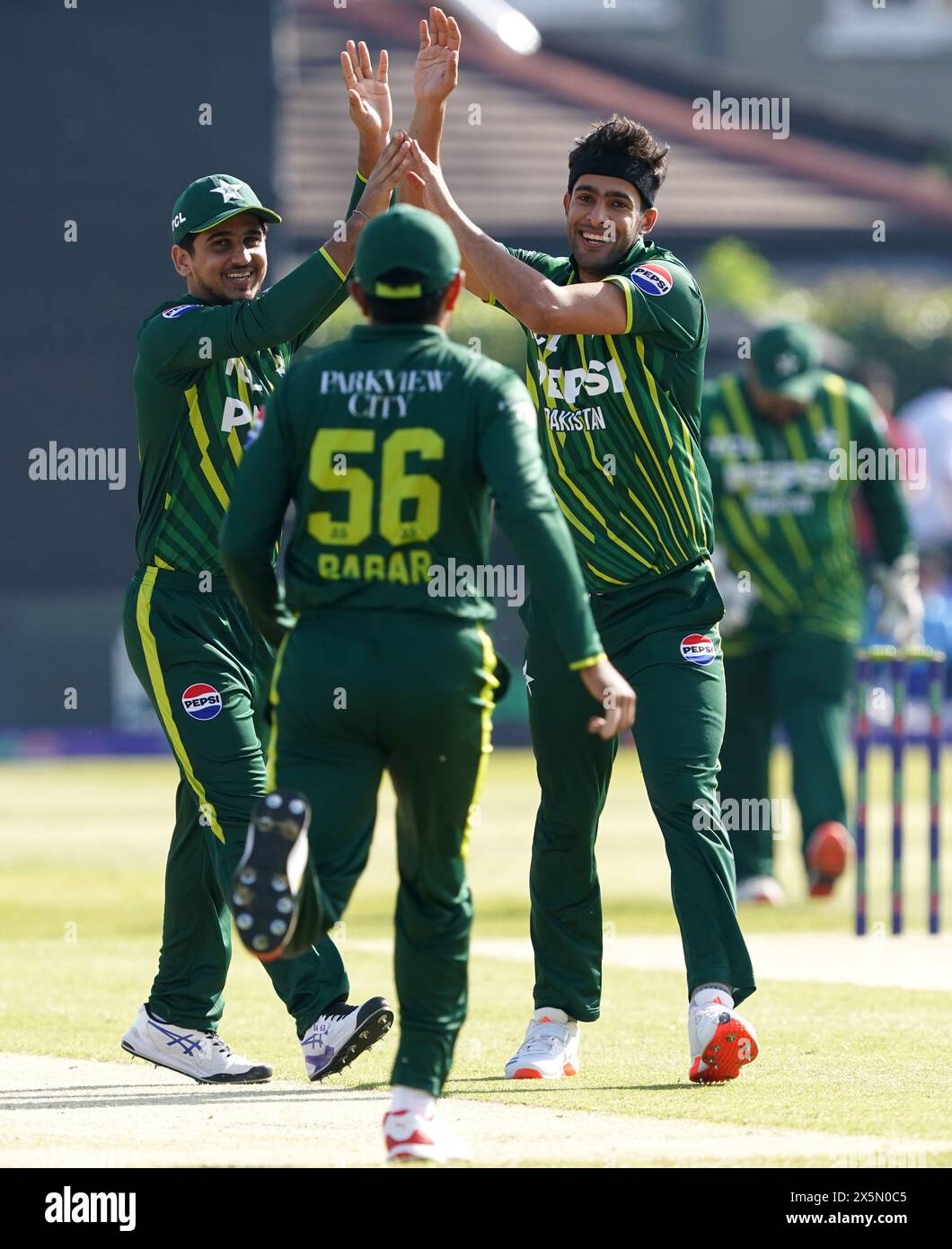 Les Pakistanais Abbas Afridi et Babar Azam célèbrent le guichet de l ...