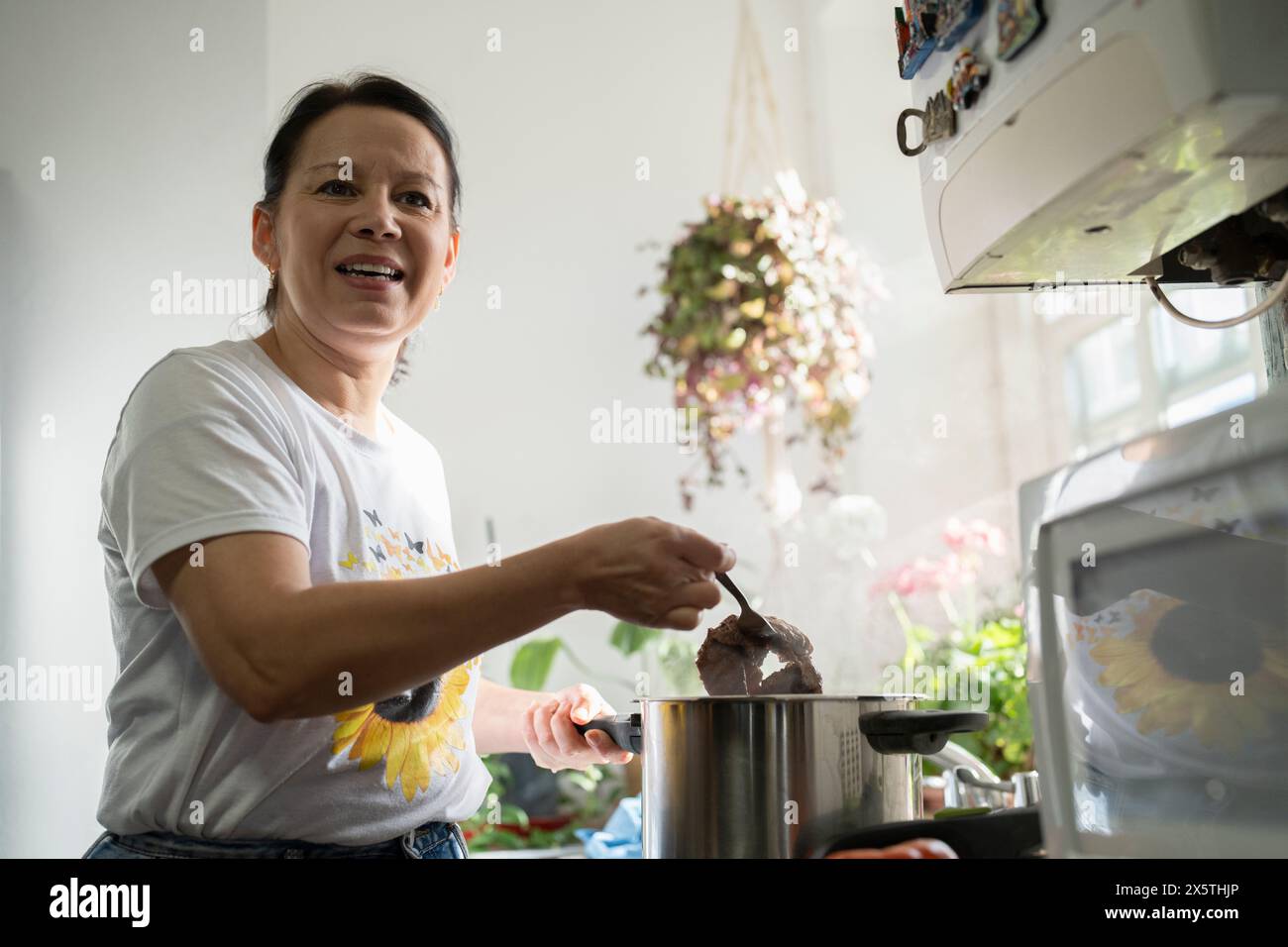 Femme mature cuisine dans la cuisine Banque de photographies et d ...