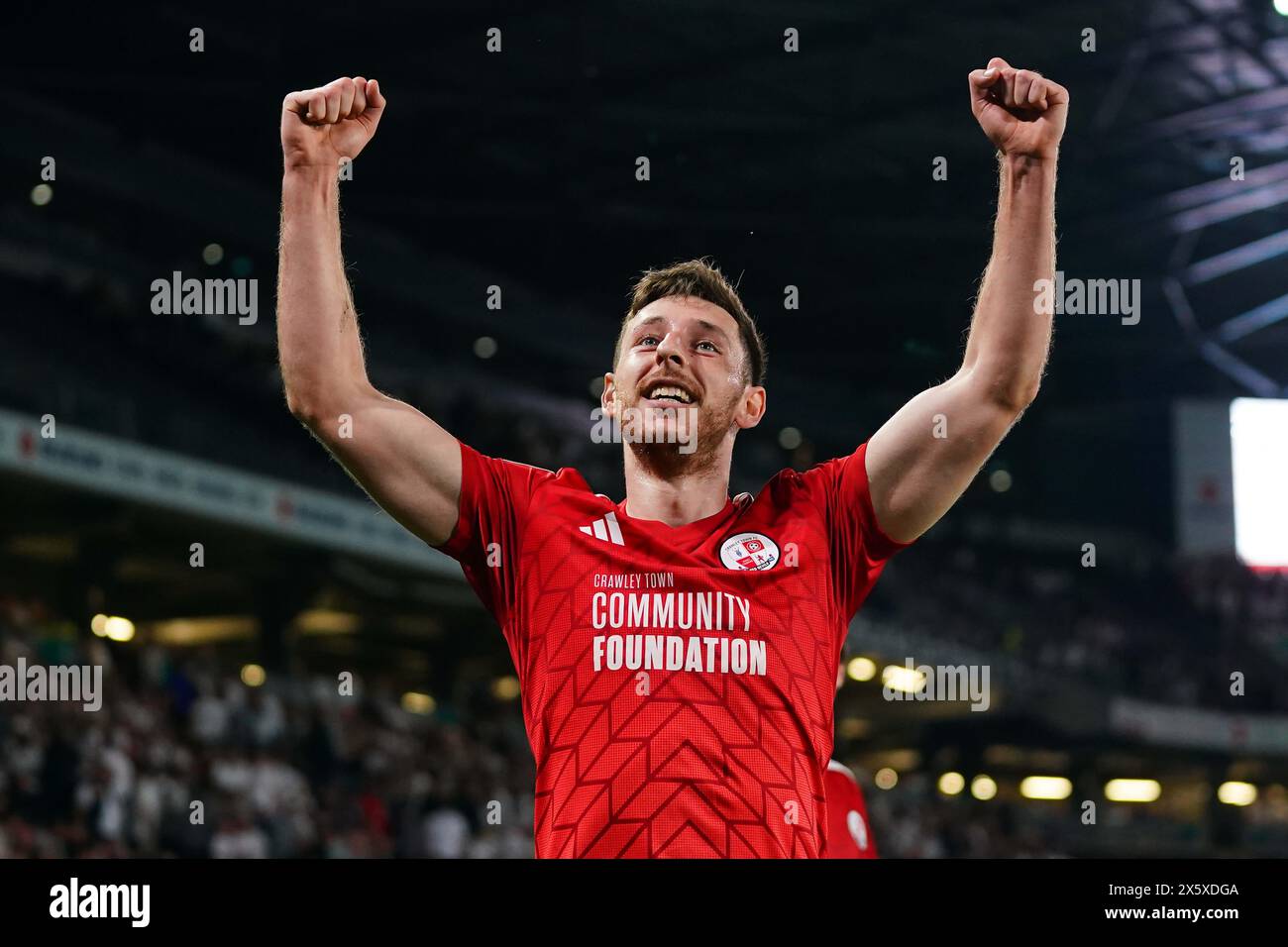 Jack Roles de Crawley Town célèbre avoir marqué le quatrième but de son ...