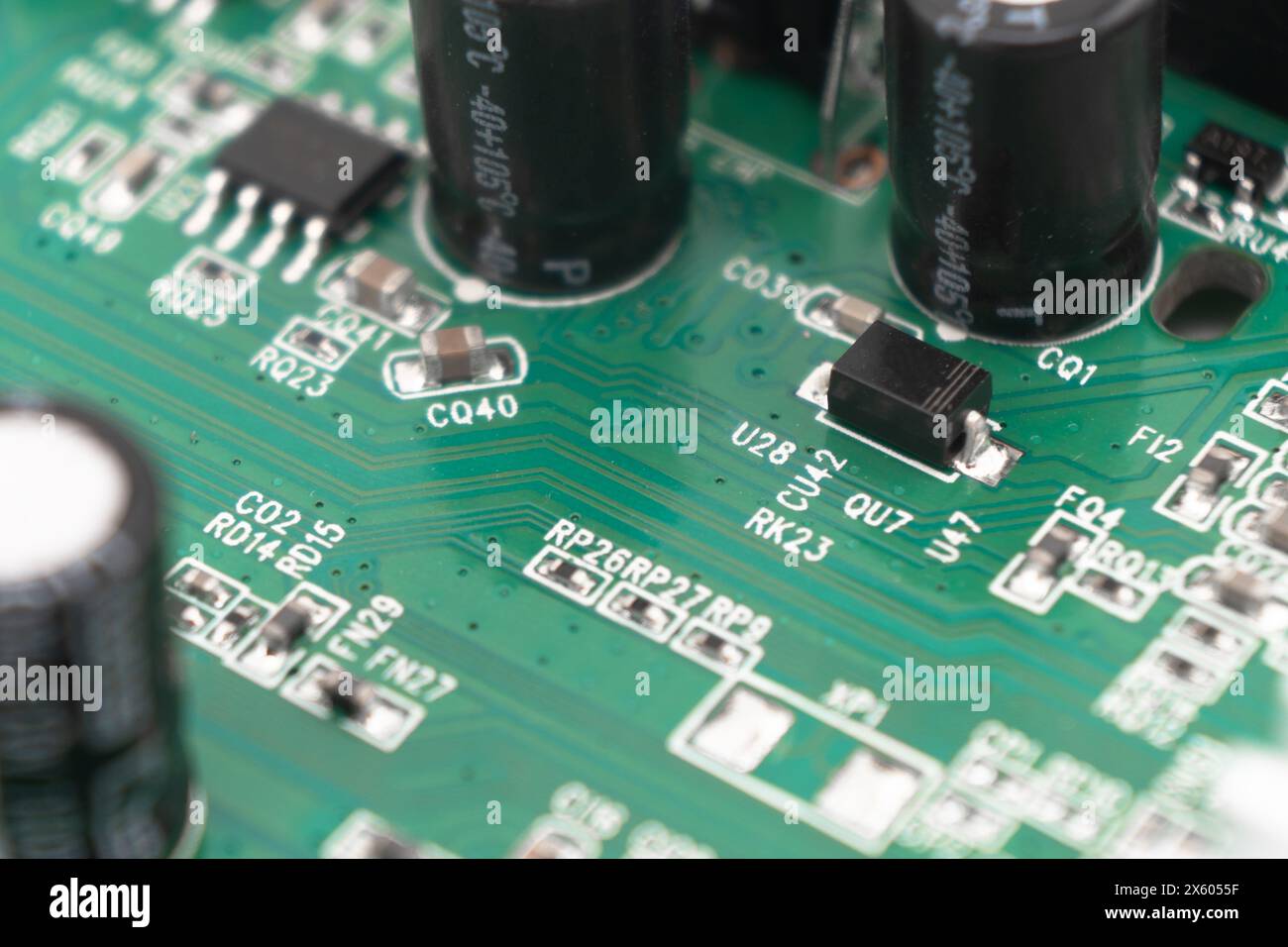 Plan macro de la carte de circuit imprimé avec des résistances micropuces et des composants ...