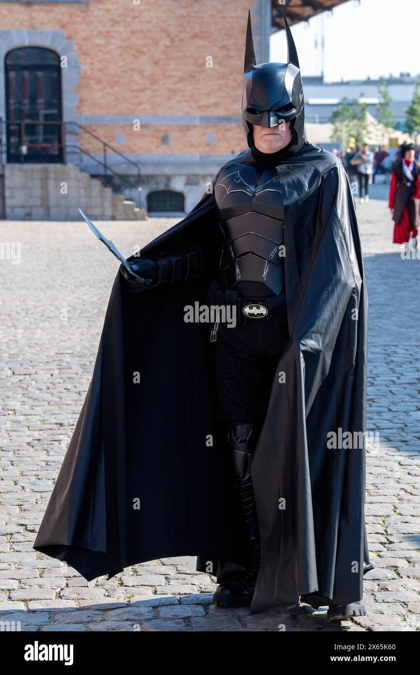 Batman plus âgé se promène au Comic Con Brussels 2024. Les passionnés de cosplay et les fans de ...