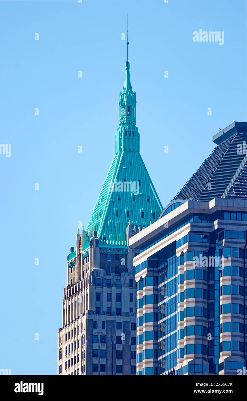 La pyramide verdigris du 40 Wall Street et le verre et la pierre du 60 ...