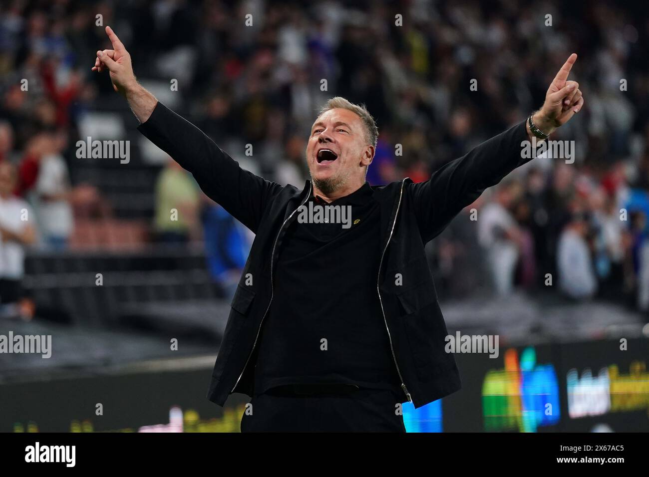 Scott Lindsey, manager de Crawley Town, célèbre sa victoire après la ...