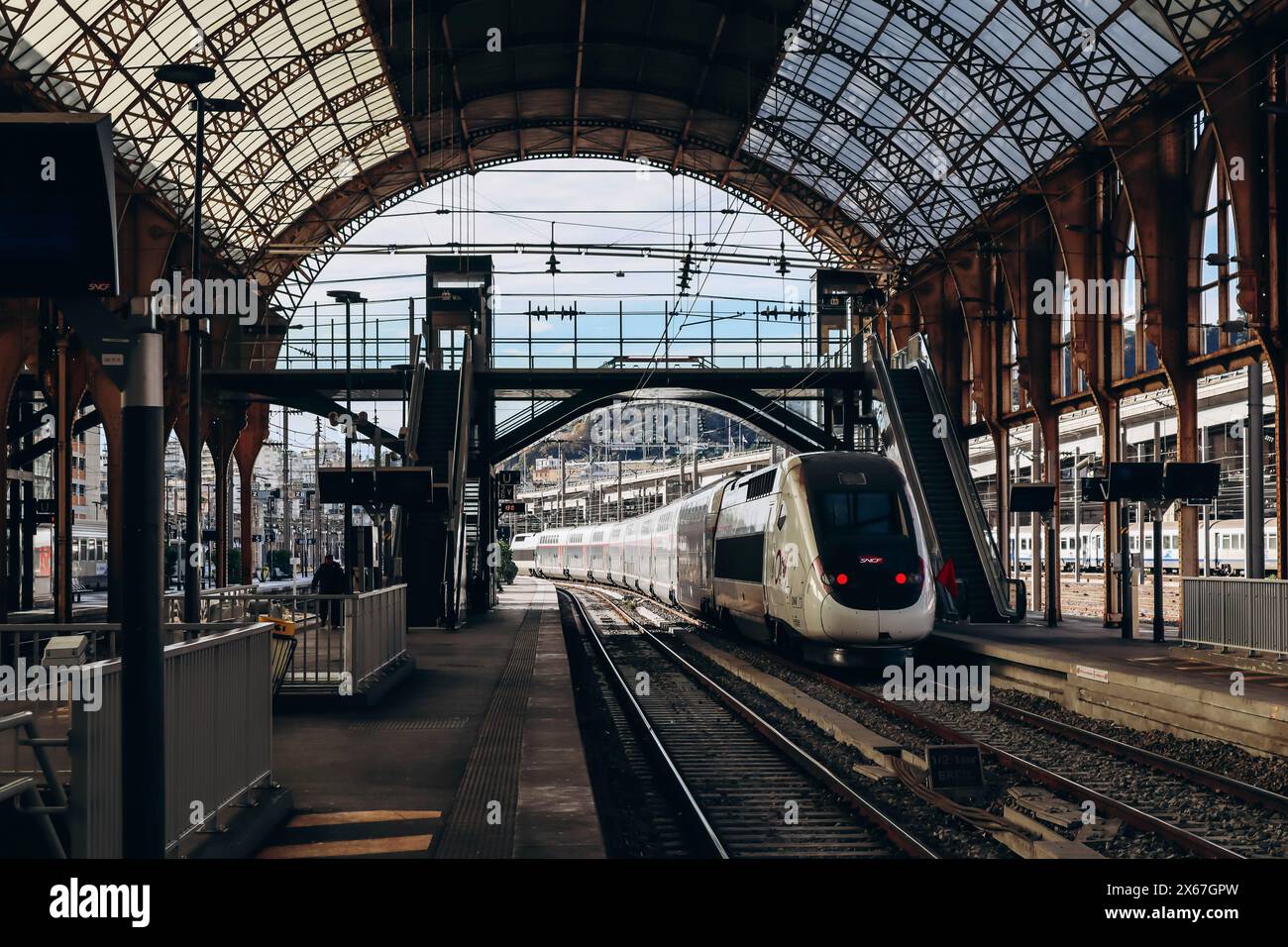 Nice, France - 6 janvier 2024 : train TGV OuiGo sur le quai de la gare ...